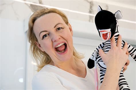 장난감 얼룩말 부드러운 장난감 줄무늬 진짜 이빨 거짓 치아 여자 웃음 장난감을 패러디하는 그녀의 눈을 떴다 미소 기쁨 웃음 재미 재미있는 치과 치과에 가기 눈 신체 부분에