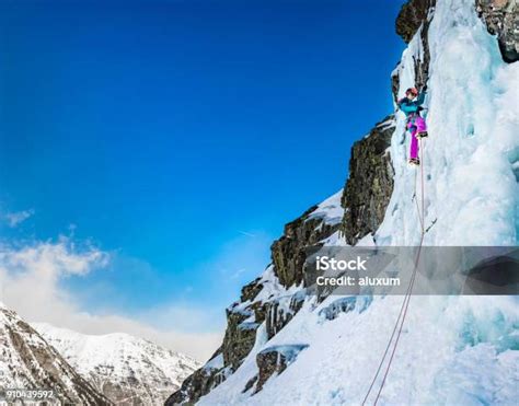피레네 산맥 프랑스에서 얼어붙은 폭포를 등반 하는 여자 겨울에 대한 스톡 사진 및 기타 이미지 겨울 결심 경관 Istock