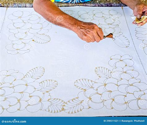 Making Batik By Drawing Beautiful Patterns By Hand Stock Image Image Of Abstract Artistic