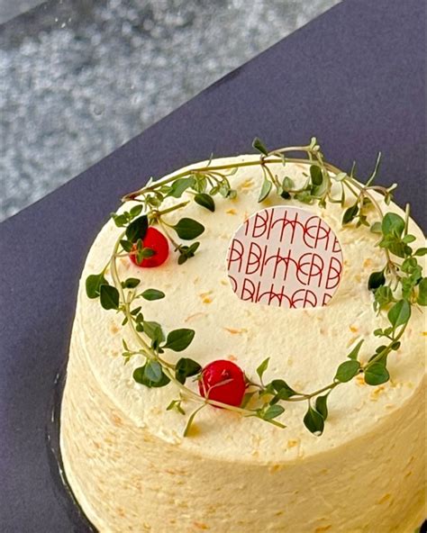 이 순간 벅찬 기분을 담아 비터 크리스마스 케이크를 소개합니다 오렌지제스트를 넣은 화이트 가나슈몽떼와 그랑마니에를 넣은 디플로마 크림 비터오렌지 마말레이드가 발려진 시나몬