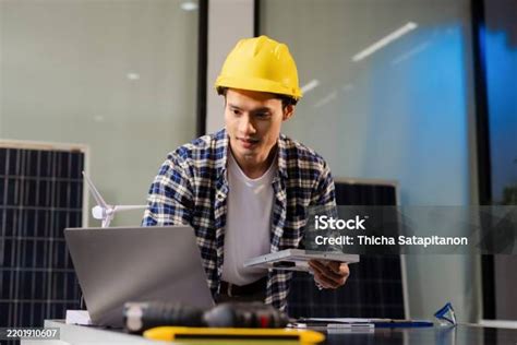 건축가 건축업자 및 엔지니어를 위한 엔지니어 청사진 및 부지 구축 작업 건설 프로젝트 친환경 에너지 및 태양 전지판 개념 스케치 30 34세에 대한 스톡 사진 및 기타