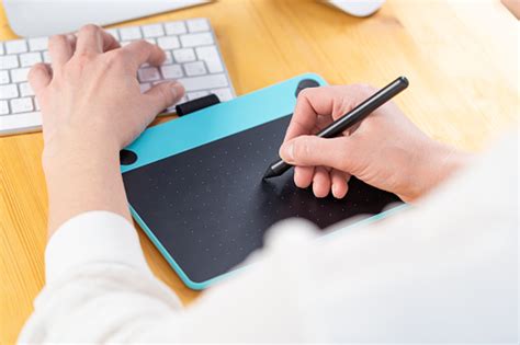 그래픽 디자이너는 디지털 태블릿에서 작동합니다 집에서 일하기 그래픽 타블렛에 대한 스톡 사진 및 기타 이미지 그래픽 타블렛 그리기 데스크탑 컴퓨터 Istock