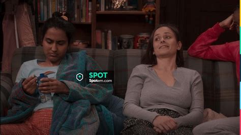 Elaiva Ocean Magic Hooded Bath Bata Usada Por Bela Malhotra Amrit Kaur Como Se Ve En The Sex