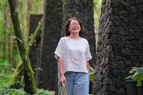 Mujer Caminando Sola En El Parque Sombreado Foto Premium