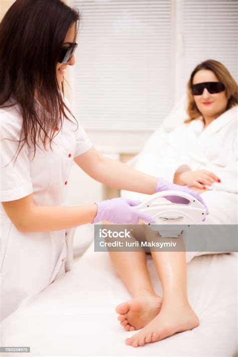 피부 관리 다리에 머리 제거 클리닉에서 레이저 절차 미용사는 레이저를 사용 하 여 아름 다운 여성의 다리에 머리를 제거