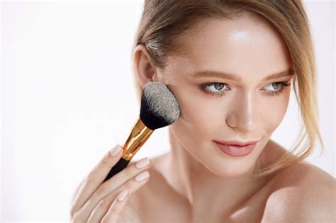 아름다움 얼굴입니다 자연 화장 파우더 적용과 세로 여자 건강한 생활방식에 대한 스톡 사진 및 기타 이미지 건강한 생활방식