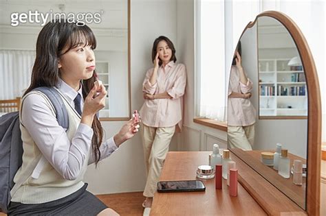 십대소녀 여성 고등학생 사춘기 색조화장 화장품 엄마 가족 교복 이미지 Jv12640095 게티이미지뱅크