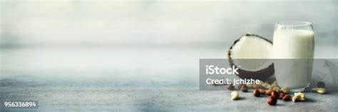 견과류코코넛 아몬드 캐슈 헤이즐넛 회색 콘크리트 배경 복사 공간에의 다양 한 구색을 가진 유리에서 유기농 채식 너트 우유 배너 0명에 대한 스톡 사진 및 기타 이미지