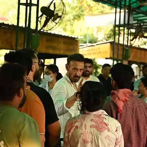 पाणावलेल्या डोळ्यांनी राहुलने भाऊ मुकुल देवला दिला अंतिम निरोप विंदु दारा सिंहलाही अश्रू अनावर