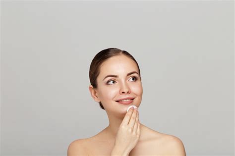 얼굴 피부 관리입니다 목화 패드를 메이크업을 제거 하는 아름 다운 여자 20 24세에 대한 스톡 사진 및 기타 이미지 20 24세 건강관리와 의술 곡선 Istock