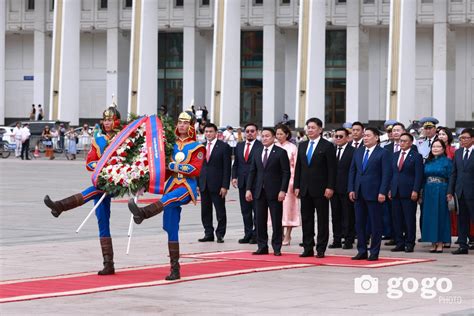 Жанжин Д Сүхбаатарын хөшөөнд цэцэг өргөж Их эзэн Чингис хааны хөшөөнд хүндэтгэл үзүүллээ