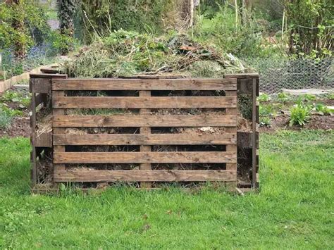 How To Build Your Own Compost Bin From Wooden Pallets