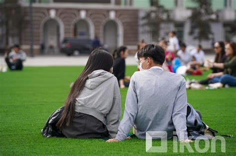 ФОТО Төв талбайдаа тухалж буй нийслэлчүүд