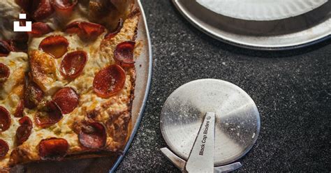 테이블 위에 팬 위에 앉아있는 피자 사진 Unsplash의 무료 음식 이미지