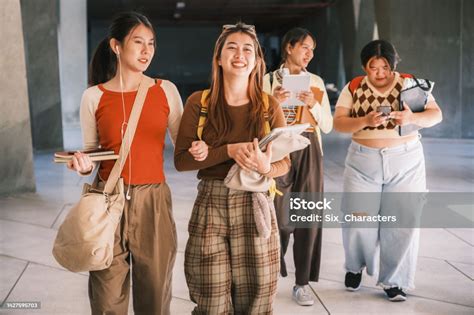 아시아 대학생 여성 친구 그룹이 수업 후 복도의 대학 캠퍼스에서 함께 걷고 이야기하는 학생들 20 24세에 대한 스톡 사진 및 기타 이미지 Istock