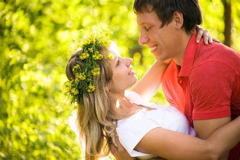 Jonge Paren In Liefde Stock Afbeelding Image Of Geluk