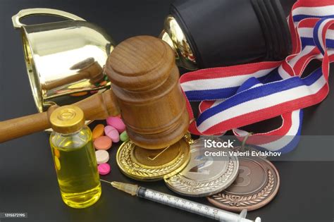 도핑 알약 주사기 메달과 테이블에 정의 기호로 망치깨진 골든 우승자 컵 0명에 대한 스톡 사진 및 기타 이미지 0명 1위
