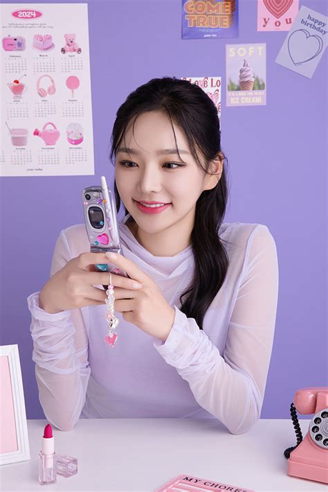 키치한 아이템을 들고 다양한 포즈를 잡고있는 20대 여성 유토이미지 상세페이지 베이직샵 사진 22753474