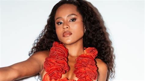 Duda Santos A Santinha De ‘renascer Celebra 23 Anos Com Look Ousado