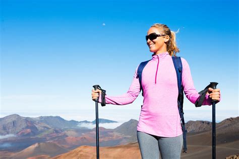 时髦的徒步旅行者与背包寻找惊人的海景日落 包图企业站