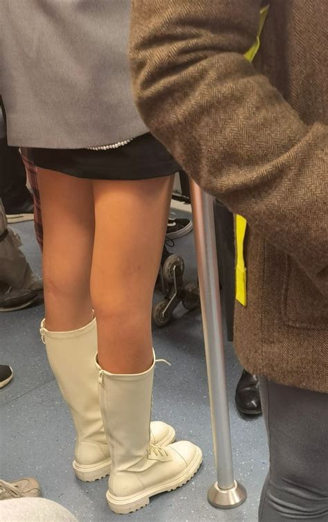 地铁 街拍 皮靴 高跟凉鞋 高跟鞋 马丁靴 过膝长靴 长筒靴 打胶 插鞋 射鞋 射屏 性感长筒白靴光腿