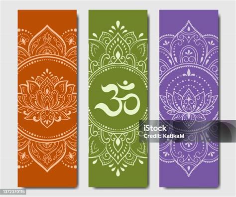 디자인 요가 매트 세트 연꽃 무늬 장식 스포츠 장비 동양 스타일의 Om 영적 평온을위한 다채로운 민족 인도 장식품 카드 포스터 인쇄의 장식 0명에 대한 스톡 벡터 아트 및