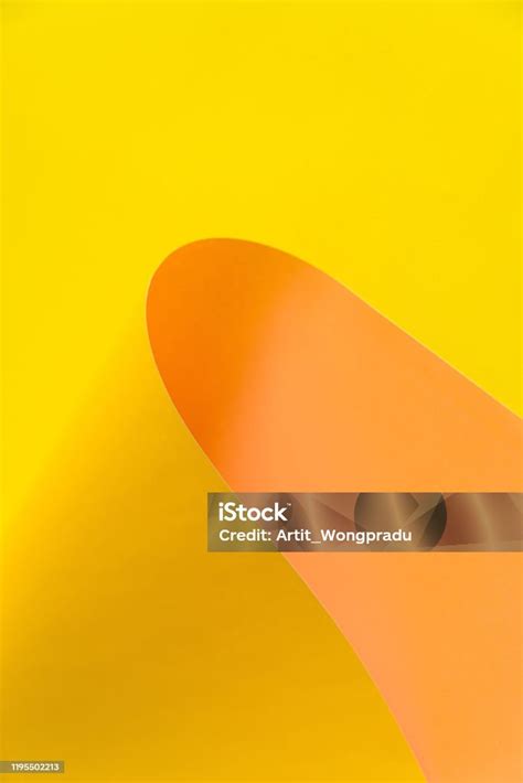 노란색과 주황색 종이 배경이 추상적 인 형태로 구부러져 있습니다 산이나 모래 언덕처럼 보입니다 추상 컬러 용지 배경입니다 개념에 대한 스톡 사진 및 기타 이미지 Istock