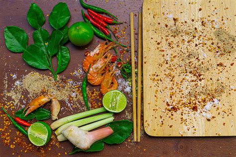 인기있는 태국 수프 톰 얌 쿵재료 블랙 보드에 라임 갈롱갈 붉은 칠리 체리 토마토 레몬 그라스와 카피르 라임 잎 플랫 레이 맨 위 보기 0명에 대한 스톡 사진 및 기타