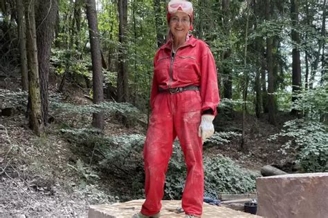 Erika Inger Arbeitet Beim Bildhauersymposium Im Steinbruch Picard