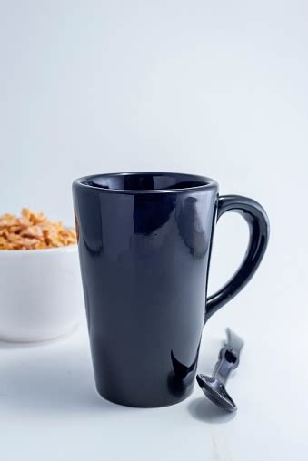 숟가락과 시리얼 한 그릇으로 흰색 표면에 세라믹 검은 머그잔의 수직 샷 0명에 대한 스톡 사진 및 기타 이미지 0명 그릇 도예 Istock