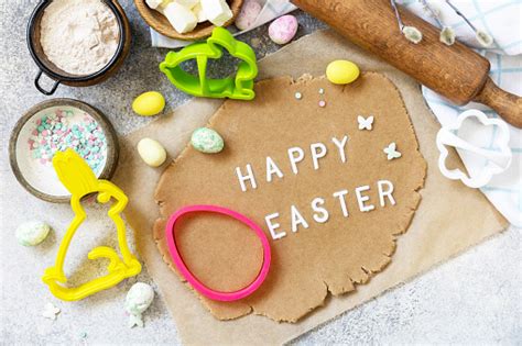 부활절 쿠키를 굽거나 요리하기 위한 배경 가벼운 돌 테이블에 굽기위한 재료와 주방 용품 위에서 본 모습 0명에 대한 스톡 사진 및 기타 이미지 Istock