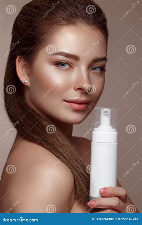 Mooi Jong Meisje Met Natuurlijke Naakte Samenstelling Met