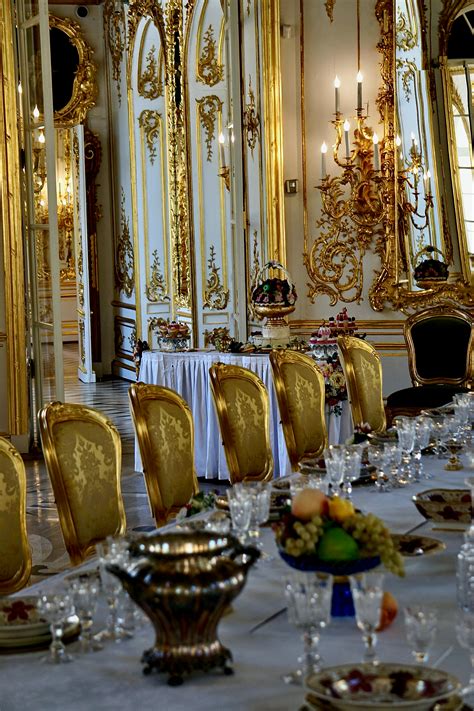 거울 건축 격식 있는 고귀한 골드 액센트 과일 디스플레이 궁전 그랜드 다이닝 룸 럭셔리 로코코 리갈 매우 복잡한 바로크 보루 부자 사치