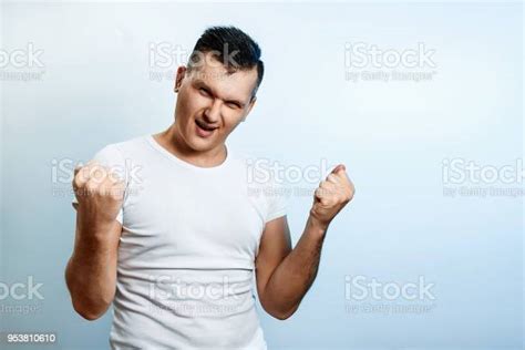 밝은 배경에 남자의 락 앤 롤 그의 손으로 제스처를 보여 줍니다 신체 언어의 개념 감정에 대한 스톡 사진 및 기타 이미지 감정 검은색 금속 Istock