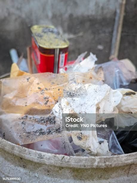 쓰레기통에있는 다양한 종류의 쓰레기 플라스틱 폐기물 티슈 종이 멧돼지 고기 캔 및 담배 재 0명에 대한 스톡 사진 및 기타 이미지 Istock