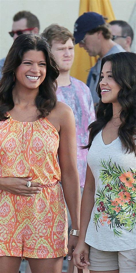 Gina Rodriguez And Andrea Navedo Have So Much Fun On Set For Jane The Virgin