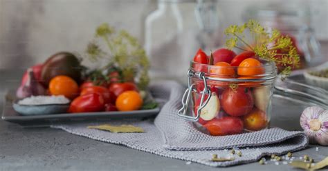 회색 콘크리트 테이블에 신선하고 절인 토마토 조미료 및 마늘을 보존합니다 건강한 발효 식품 가정 통조림 야채 사진 Unsplash의 음식 이미지