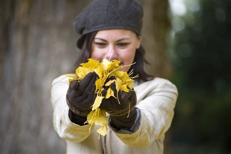 가을에 갈색 모자와 장갑을 낀 예쁜 여성이 노란 나뭇잎을 들고 있는 선택적 초점 촬영 가을에 대한 스톡 사진 및 기타 이미지 가을 갈색 귀여운 Istock