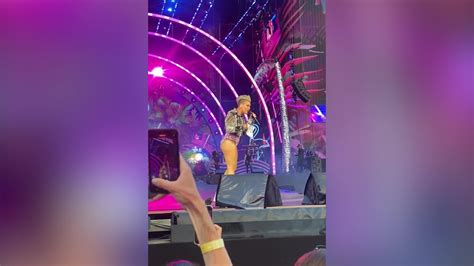 Video “vai Tā Ir Tava Mamma” Popzvaigzne Pink Apstulbst Kad Koncertā