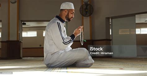 무슬림 남자 Tasbih 및 모스크는 두아 기억 또는 영광을 위해 알라를 찬양하고 창조자에게 Dhikr를 찬양합니다 마스지드에서 이슬람 신앙의 영적 신념 또는 신을 위한