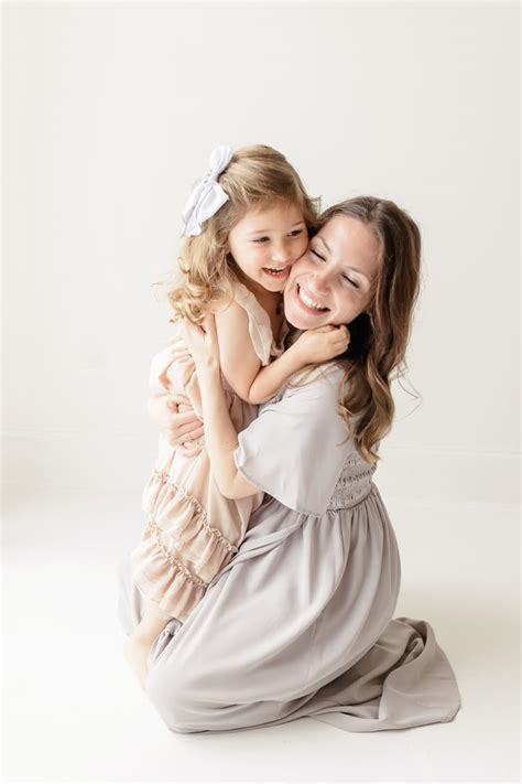 Mommy And Me What To Wear Mother Daughter Photography Poses Mother