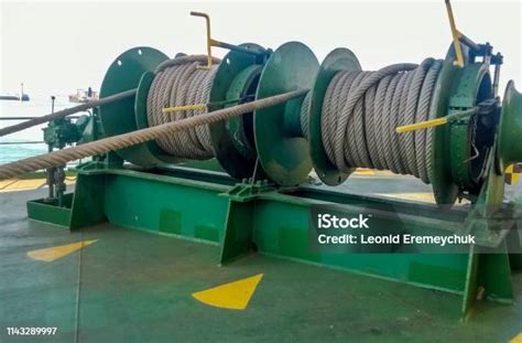 장력 제어 로프의 메커니즘 Winches 화물 선박 또는 항구의 갑판에 장비 건설 산업에 대한 스톡 사진 및 기타 이미지