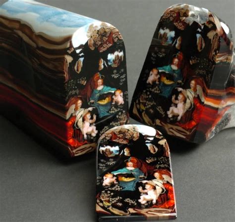 정기 🤹‍♂️ 로렌은 유리 예술가로 원래 스테인드글라스 작업을 하다가 이 기법을 발전시켰습니다 다양한 색상의 유리 막대를 조합하여 녹여서 하나의 덩어리로 만든 후