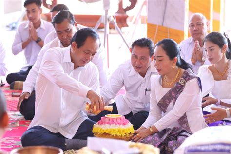 ឯកឧត្តម ងួន រតនៈ រៀបចំចង្ហាន់ប្រគេនព្រះសង្ឃចំនួន ១៤៨អង្គ នៅវត្តកំពង់ធំ