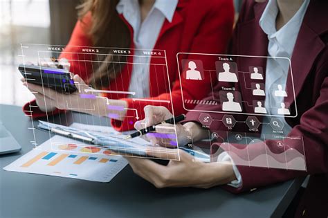 사업가 팀 손 프로젝트 관리자 작업 및 업데이트 작업 및 Gantt 차트 일정 가상 Diagramwith 스마트 폰 태블릿 및 노트북 가상현실에 대한 스톡 사진 및 기타