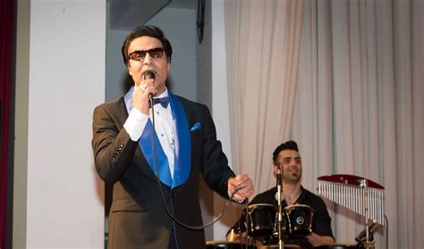 عکس؛ سفر در زمان؛ امید سلطانی، خواننده در مراسم سینه زنی در سنگر؛ دهه 60