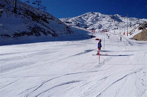 ببینید بارش سنگین برف در پیست بین‌المللی اسکی دیزین خبرآنلاین