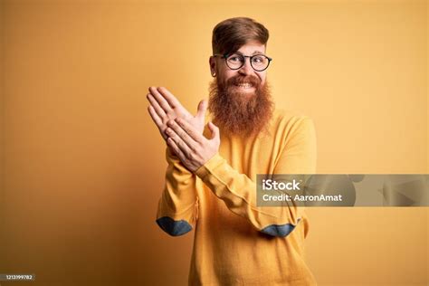 노란색 고립 된 배경 박수와 박수 함께 자랑스러운 손을 미소 박수를 통해 안경을 착용 한 잘 생긴 아일랜드빨인 머리 남자 개념에 대한 스톡 사진 및 기타 이미지 Istock