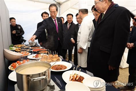 연어로 만든 음식 체험하는 한덕수 총리 연합뉴스