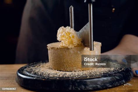 지롤 나이프를 사용하여 테테 드 모인 치즈를 면도 저온 살균되지 않은 젖소 우유로 만든 다양한 스위스 반하드 치즈 수도사 머리라는 이름 0명에 대한 스톡 사진 및 기타